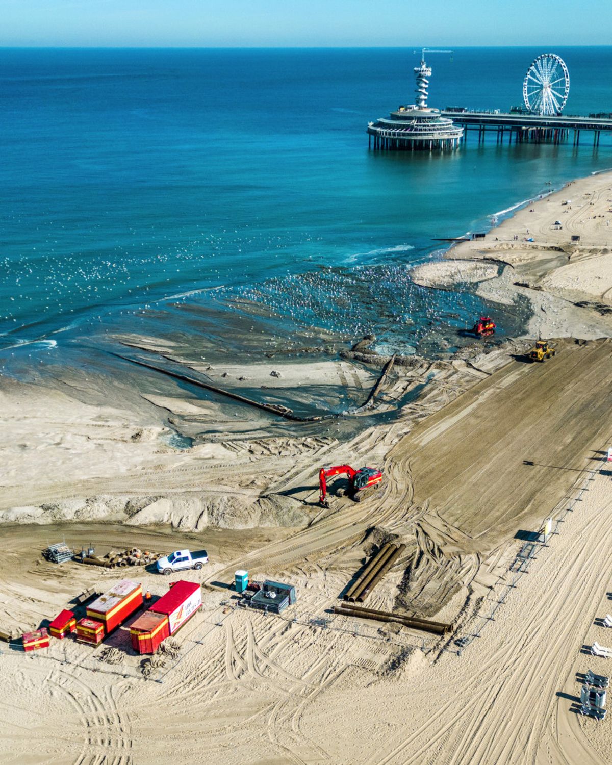 Rijkswaterstaat zorgt voor nieuw zand op strand Scheveningen - Omroep West