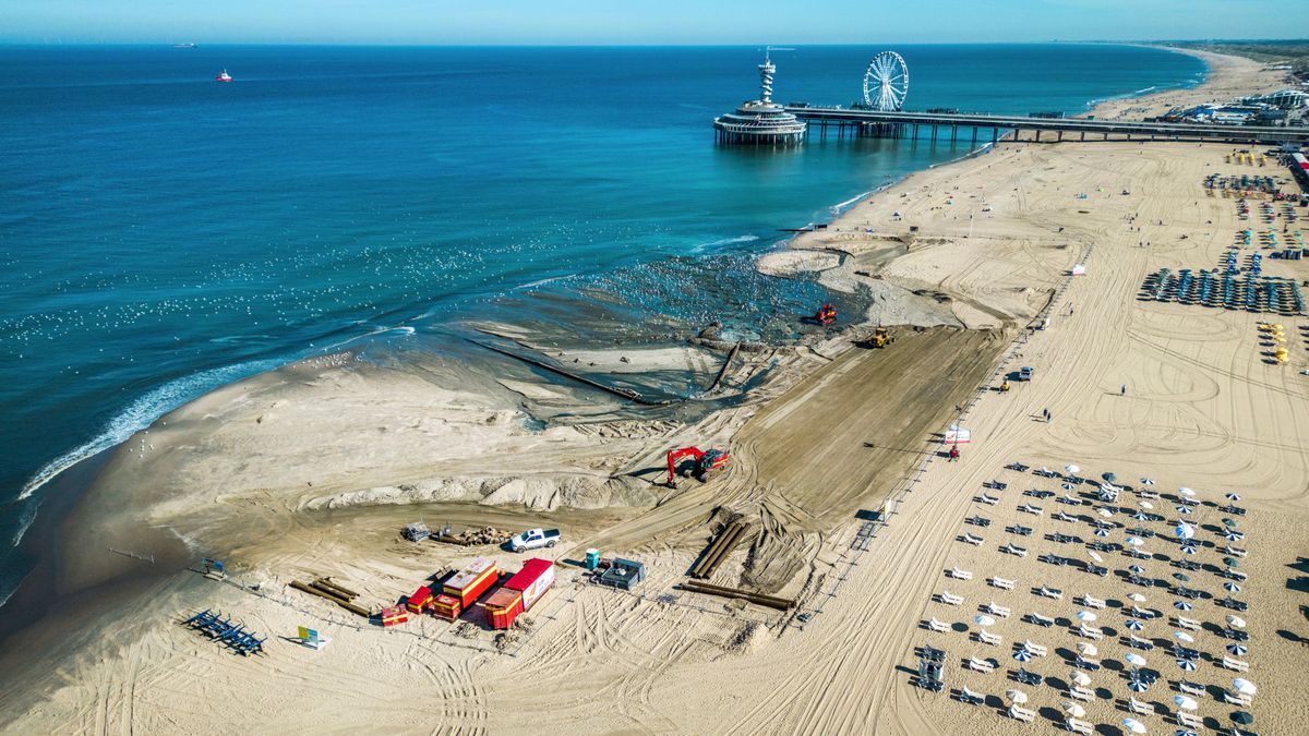 Rijkswaterstaat zorgt voor nieuw zand op strand Scheveningen - Omroep West