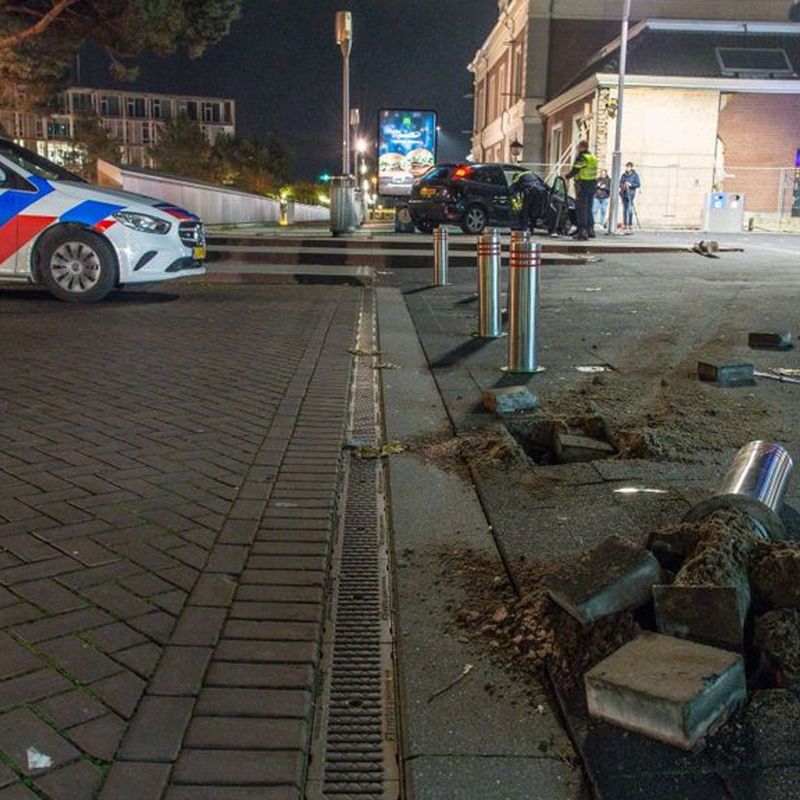 Auto dwars door rij paaltjes bij station Apeldoorn, zeker één gewonde ...