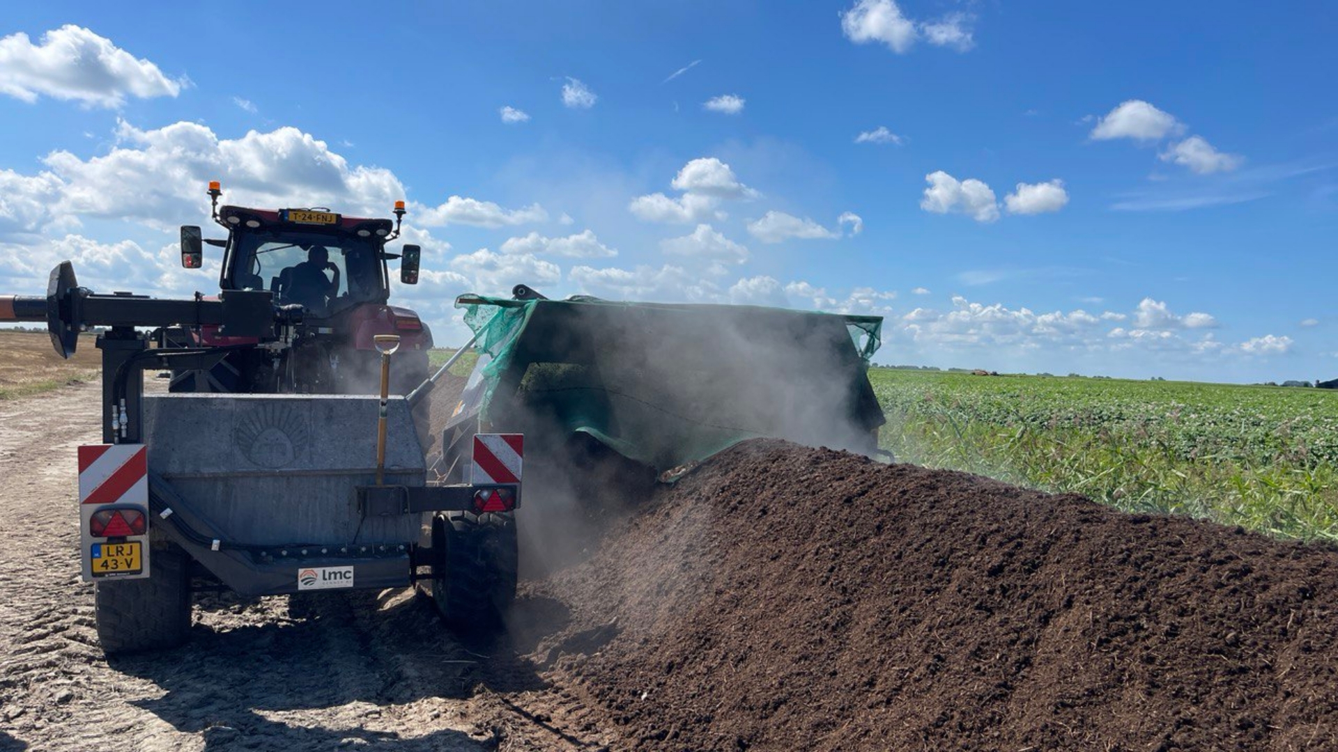 Compost uit bermmaaisel klaar voor gebruik: ‘Ik hoop dat er mooie ...
