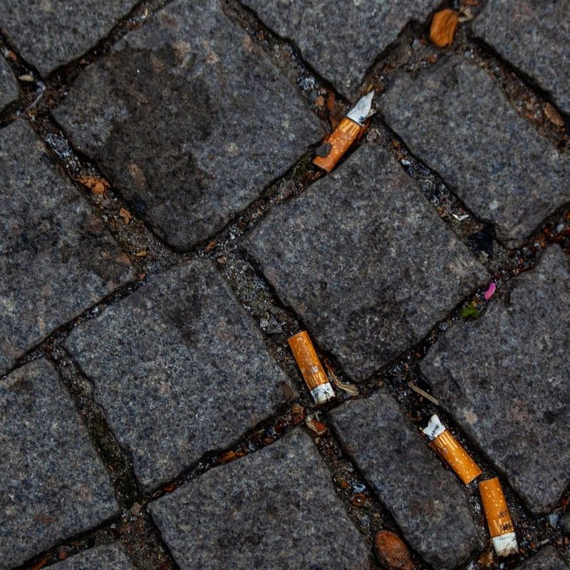 ‘Meer rookvrije zones en speciale afvalbakken om straatvervuiling door ...