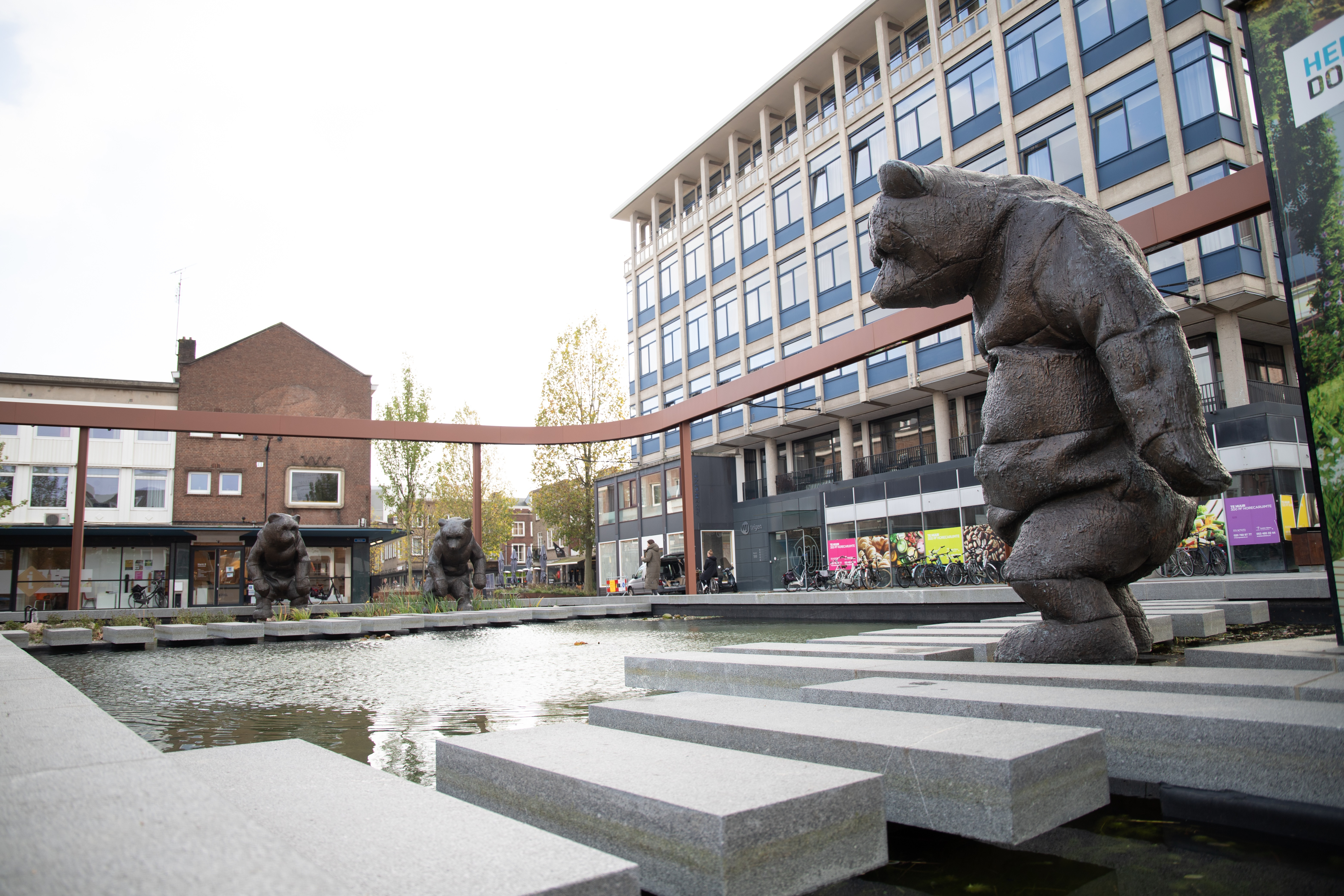 Beren op Marktplein Hengelo blijken 'aanstootgevend' en wisselen van ...