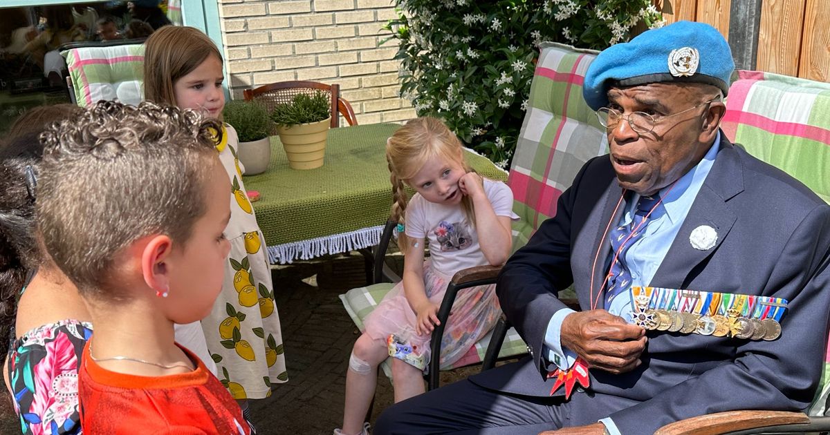 Kolonel Dongor vertelt leerlingen over ruzie maken in een oorlogsland ...