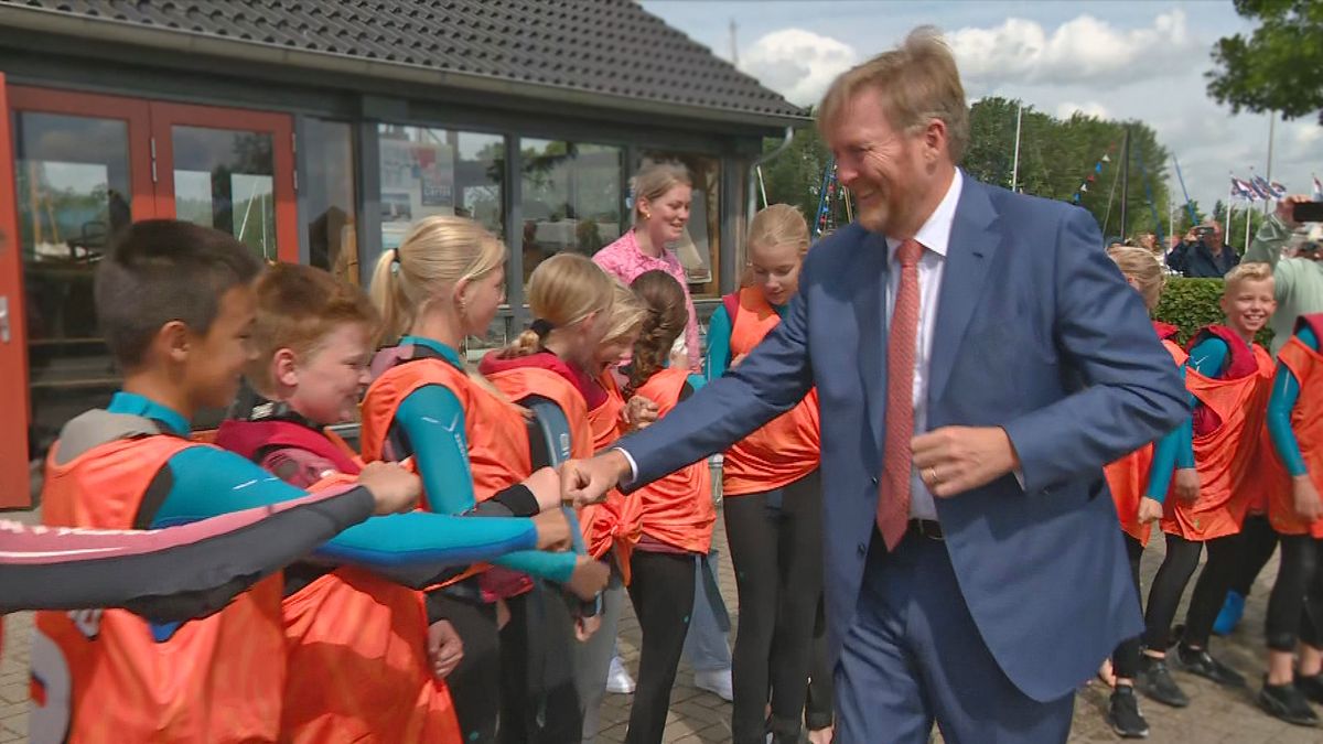 Warm onthaal voor de koning in Heeg: "Ik ga mijn hand nooit meer wassen ...