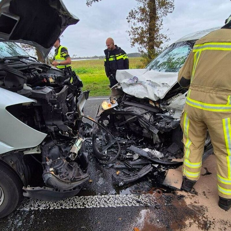 Twee gewonden bij frontale botsing tussen bedrijfswagens in Nooitgedacht - RTV Drenthe