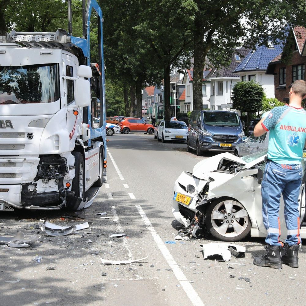 112-nieuws: Automobilist klem in auto na ongeluk Soest | Vrachtwagen ...