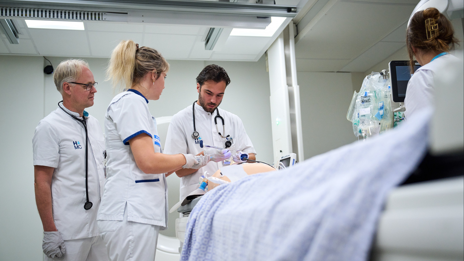 Podcast geeft uniek kijkje achter de schermen bij traumacentrum HMC: 'Heel indrukwekkend' - Den ...