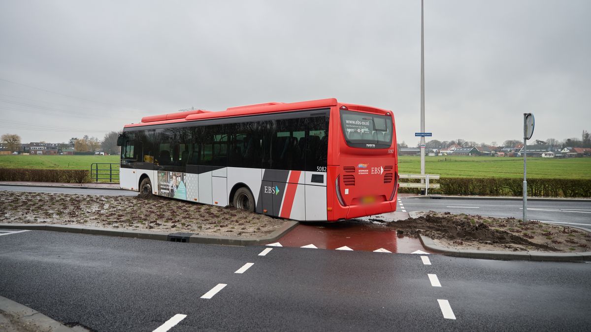 Bus rijdt zich vast in vernieuwde, modderige middenberm - Rijnmond