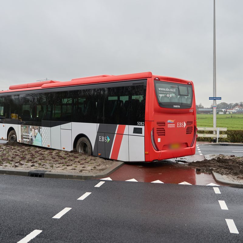 Bus rijdt zich vast in vernieuwde, modderige middenberm - Rijnmond