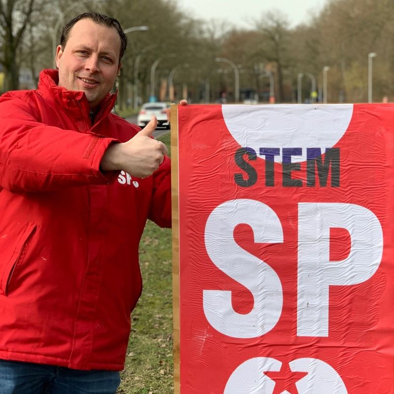 SP plakt in Hengelo weer tomatenposters over het hoofd van Thierry ...