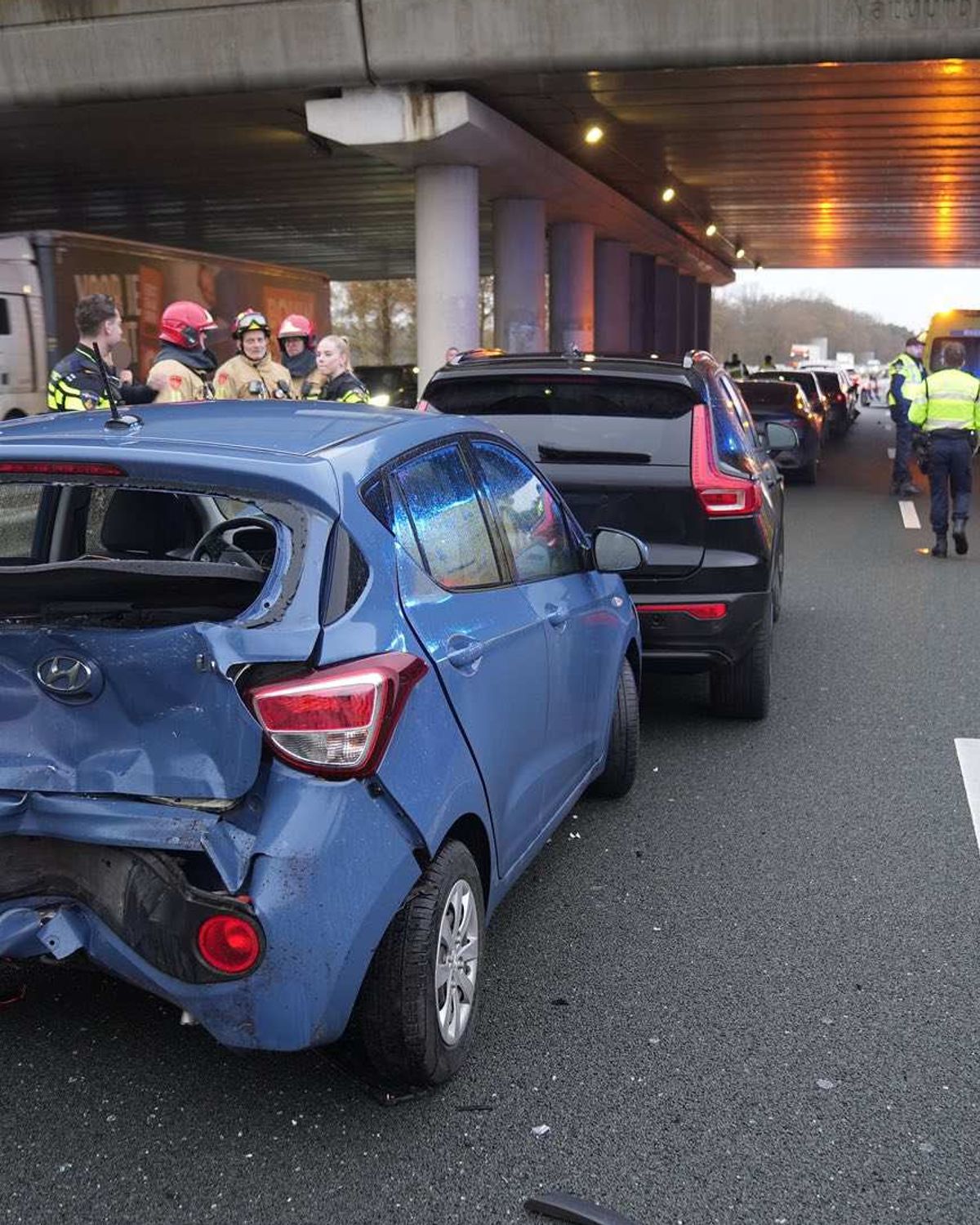 File op A2 bij Weert door dubbele kettingbotsing - L1 Nieuws