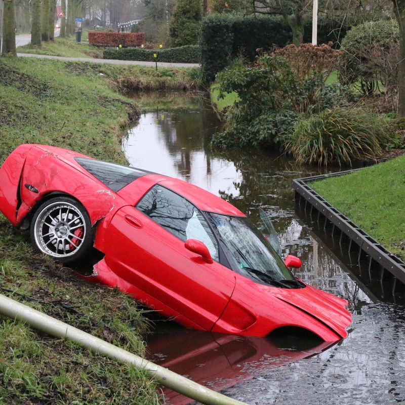 Auto rijdt in Moordrecht water in - Omroep West