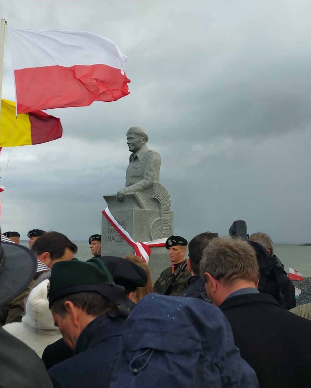 Standbeeld Poolse generaal Maczek onthuld bij Terneuzen - Omroep Zeeland