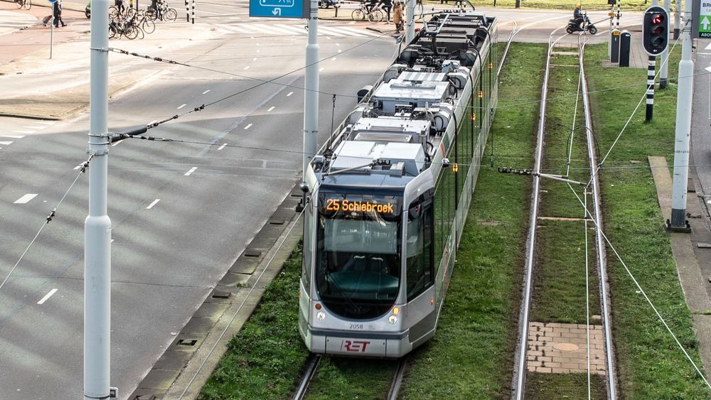 Museumstukken bevrijden gestrande RET-trams: 'Leuk om dit samen te doen ...