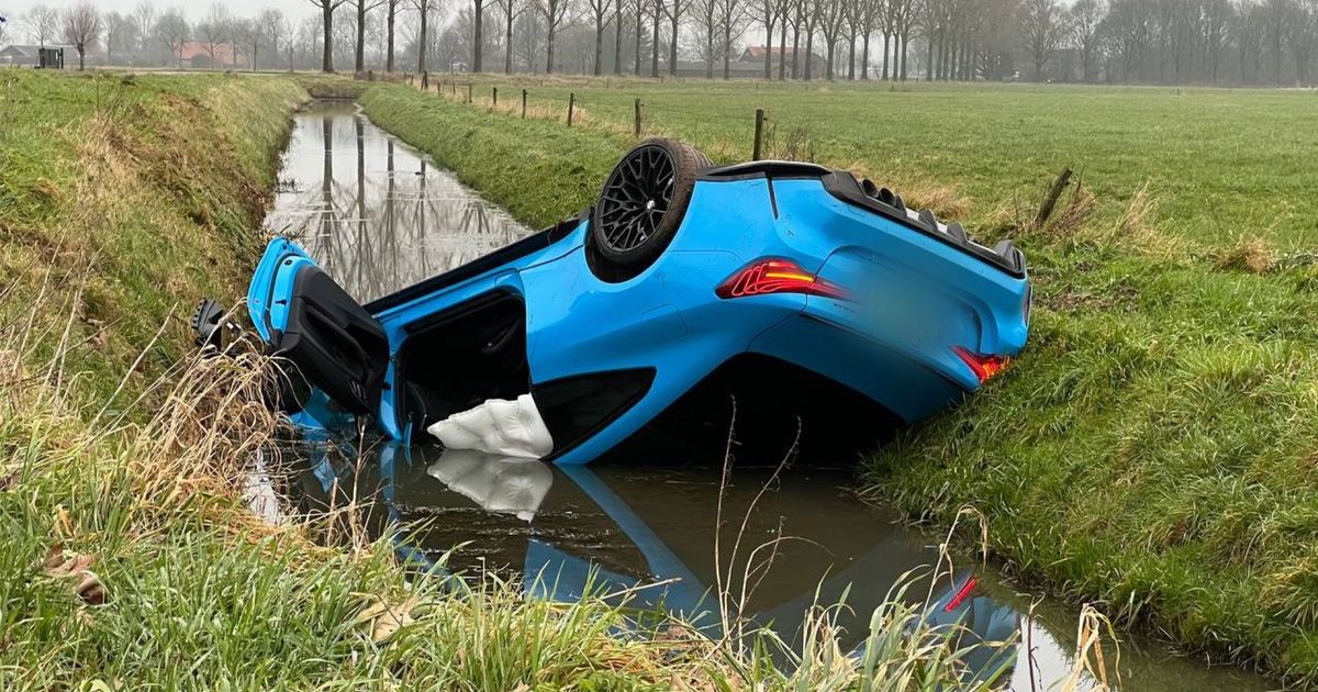 Auto slaat over de kop en belandt in sloot - Omroep Gelderland