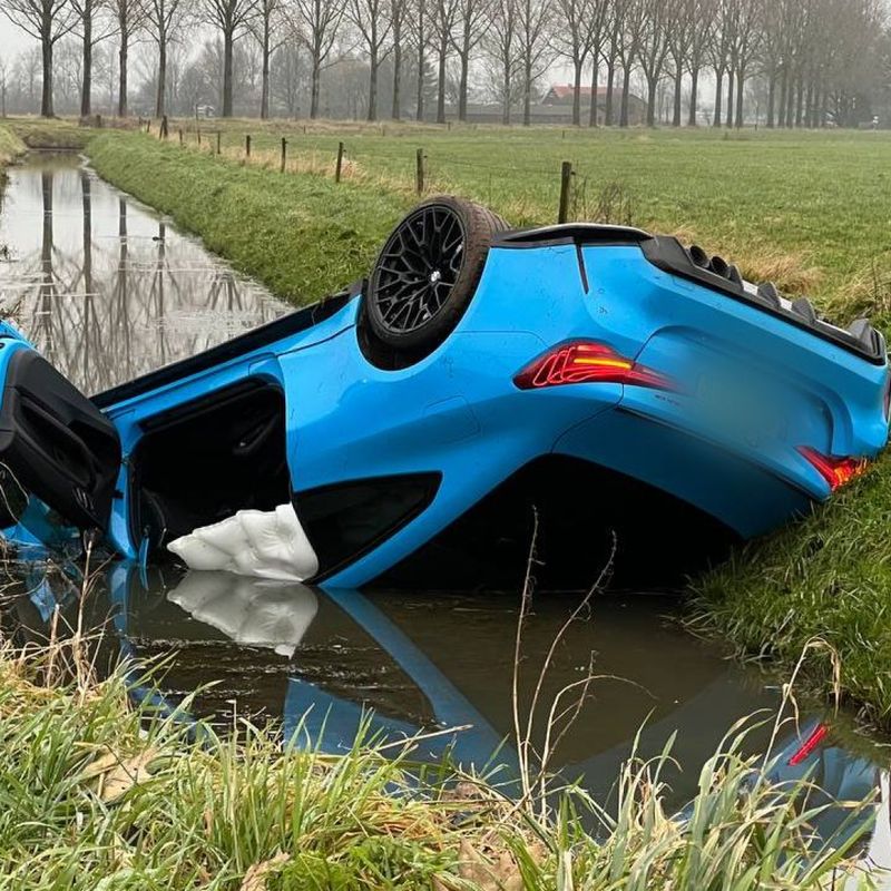 Auto slaat over de kop en belandt in sloot - Omroep Gelderland