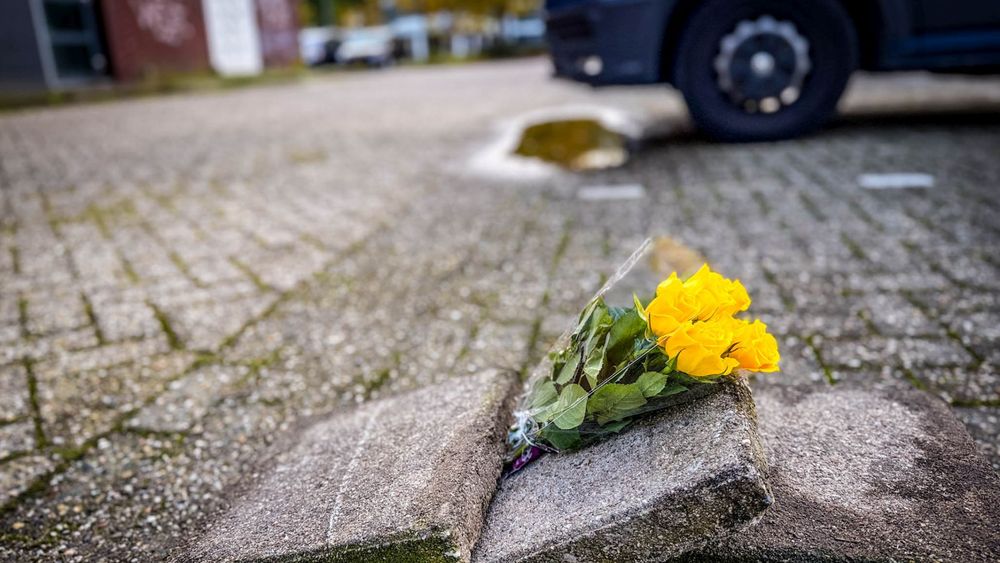 Voorbijgangers vinden lichaam in Amersfoort, bloemen gelegd op ...