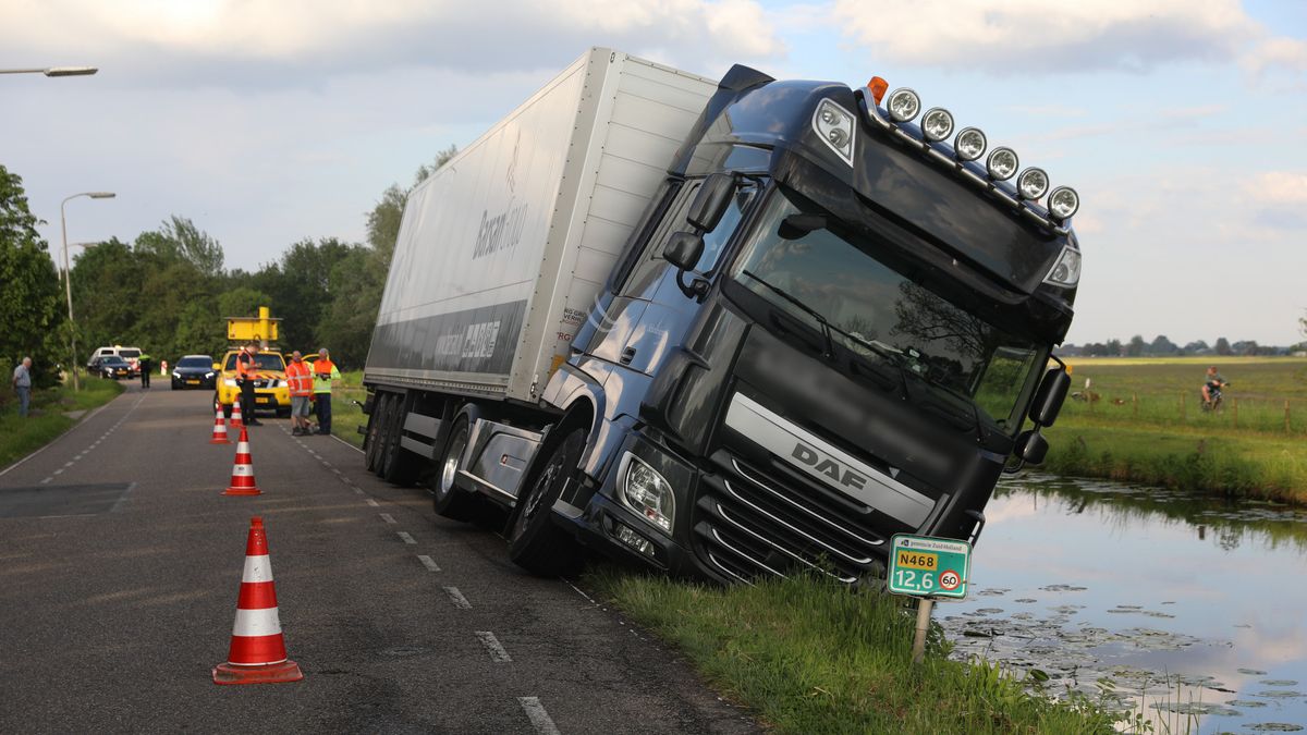 112-nieuws | Vrachtwagen raakt van de weg en blijft boven sloot hangen - Omroep West