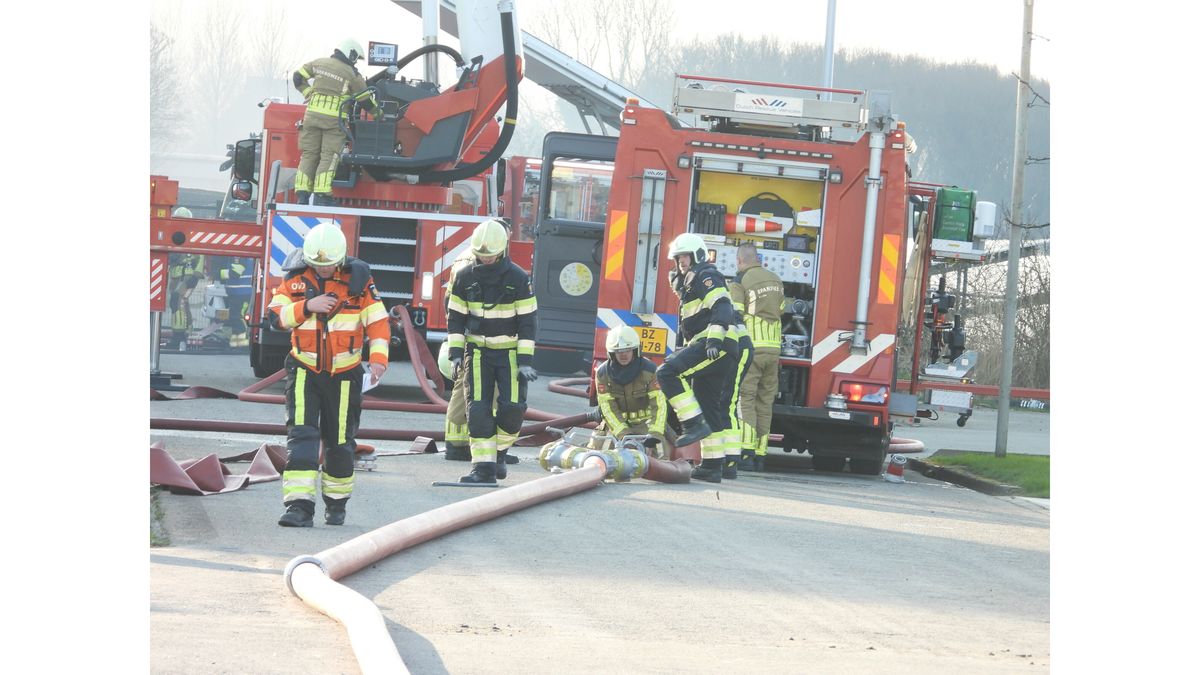 Brandweer uren druk met grote brand in Franeker - Omrop Fryslân
