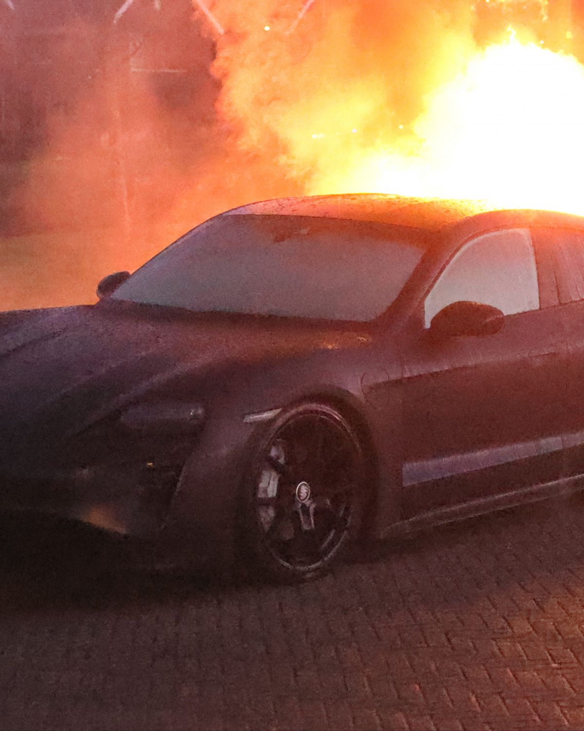 Zorgt betaald parkeren voor autobranden in straat? 'Misschien is iemand ...