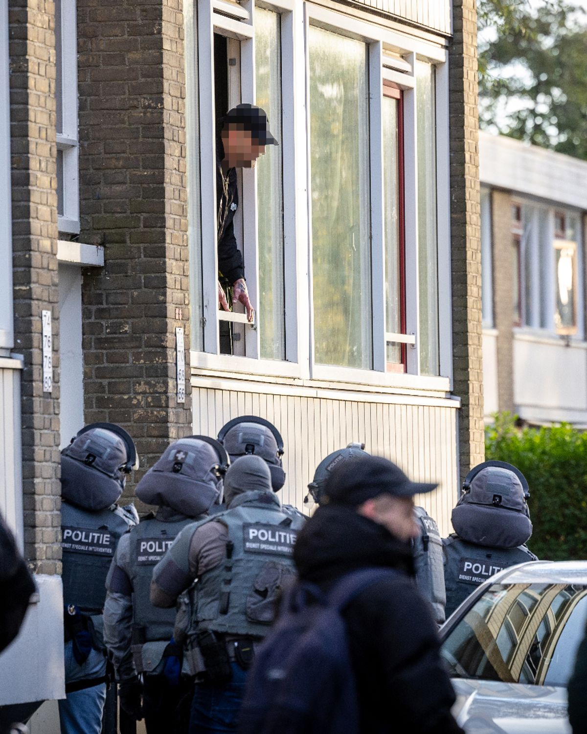 Verwarde man met samuraizwaard wordt onder schot gehouden en later ...