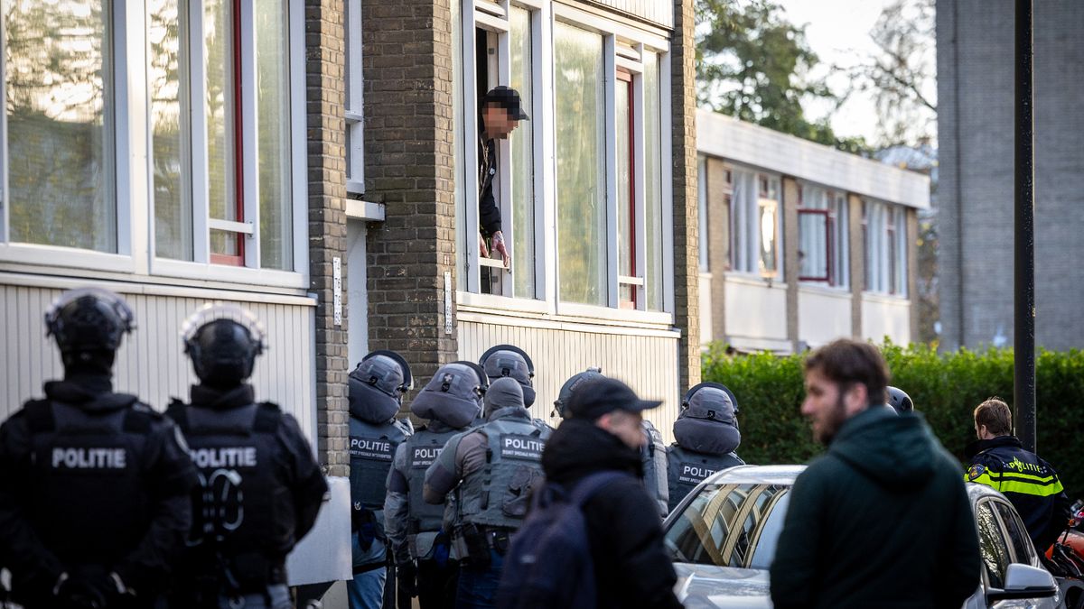 Verwarde man met samuraizwaard wordt onder schot gehouden en later ...