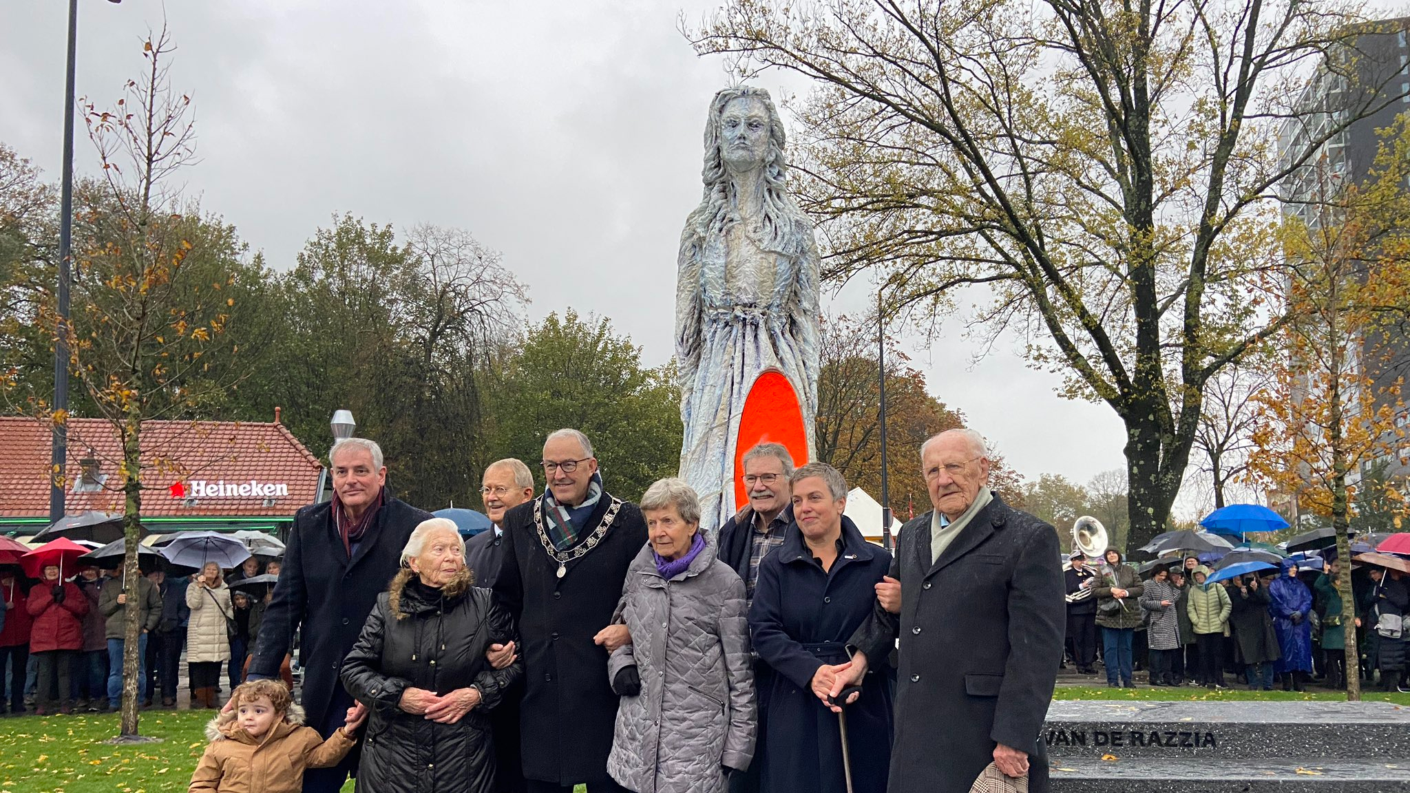 KIJK TERUG: De onthulling van het Razzia Monument in Rotterdam - Rijnmond