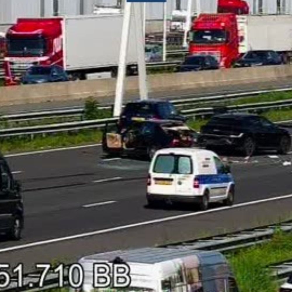 Ongelukken op A15 zorgen voor lange files met veel vertraging in avondspits - Rijnmond