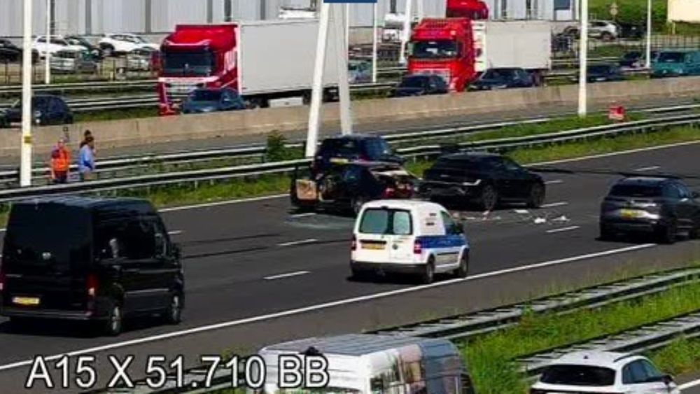 Ongelukken op A15 zorgen voor lange files met veel vertraging in avondspits - Rijnmond