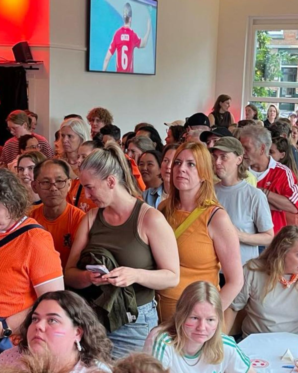 Rotterdam heeft primeur: vrouwensportbar Lenie trekt volle terrassen ...