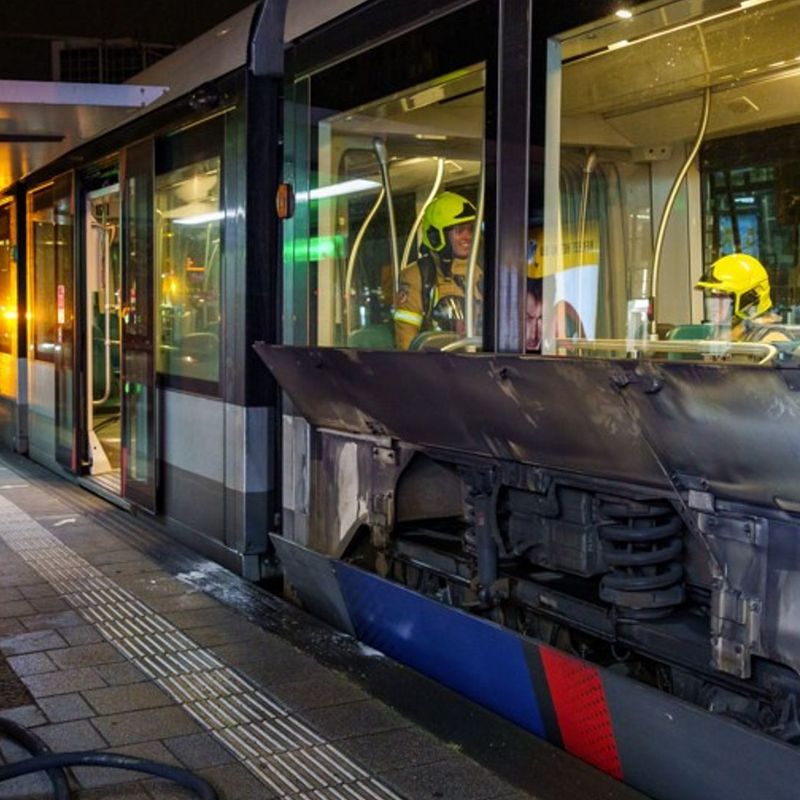 Tram met passagiers vliegt in brand - Rijnmond