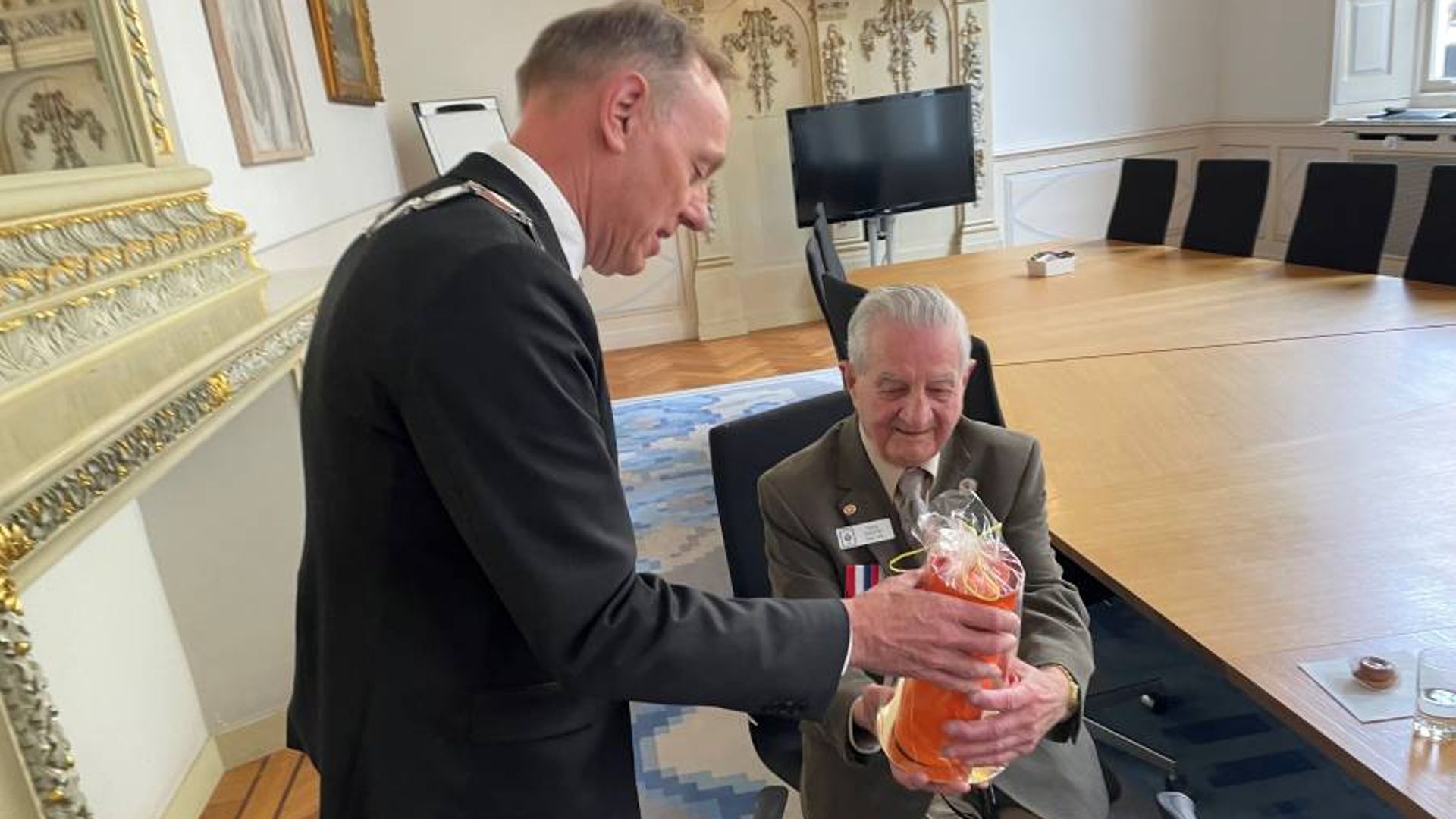 Burgemeester Deventer roept inwoners op bevrijder Nick Janicki te eren ...