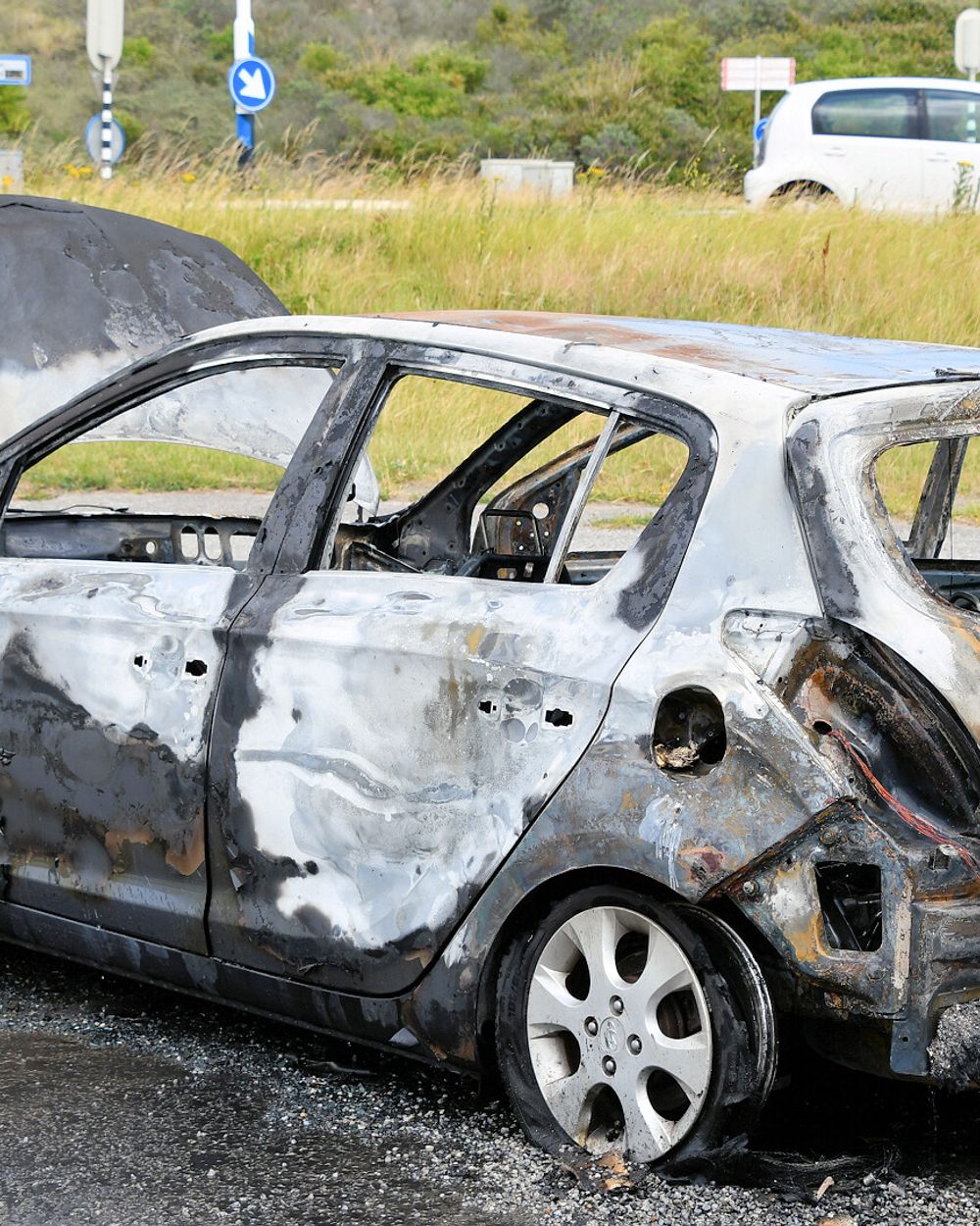 Geparkeerde auto uitgebrand op parkeerplaats bij Veerse Gatdam - Omroep ...