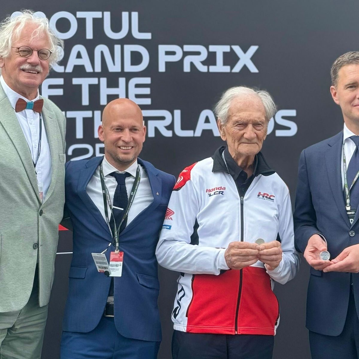 TT-legende Jim Redman (93) slaat symbolisch de eerste TT-herdenkingsmunt - RTV Drenthe