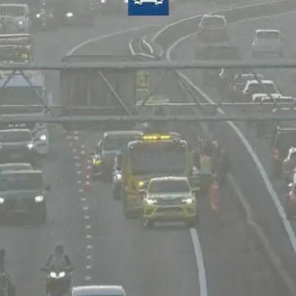 Ruim uur vertraging door ongeluk op A15, snelweg weer vrijgegeven - Rijnmond