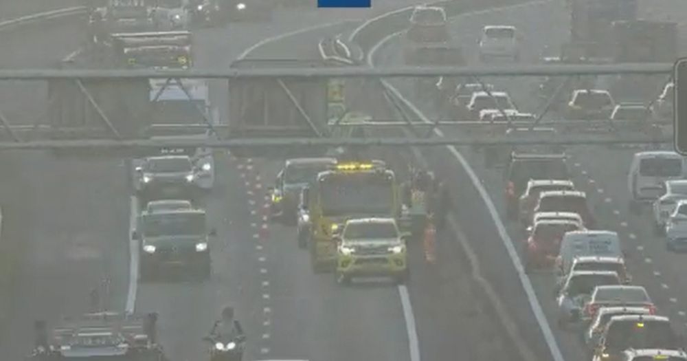 Ruim uur vertraging door ongeluk op A15, snelweg weer vrijgegeven - Rijnmond