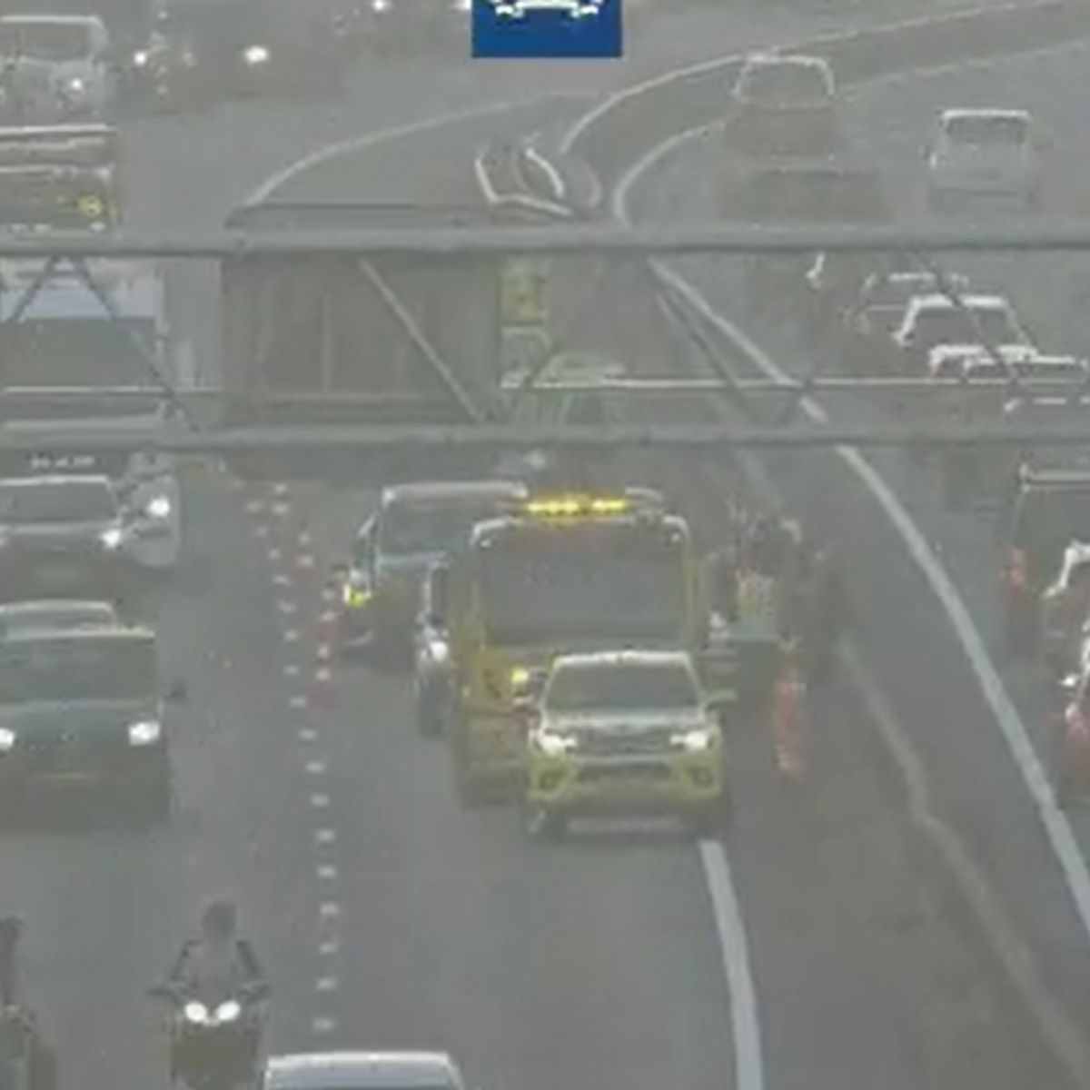 Ruim uur vertraging door ongeluk op A15, snelweg weer vrijgegeven - Rijnmond