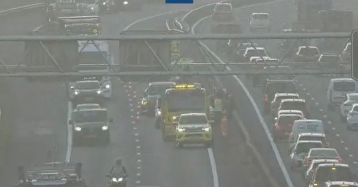 Ruim uur vertraging door ongeluk op A15, snelweg weer vrijgegeven - Rijnmond