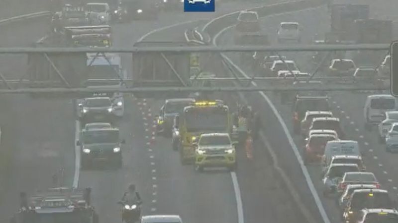 Ruim uur vertraging door ongeluk op A15, snelweg weer vrijgegeven - Rijnmond