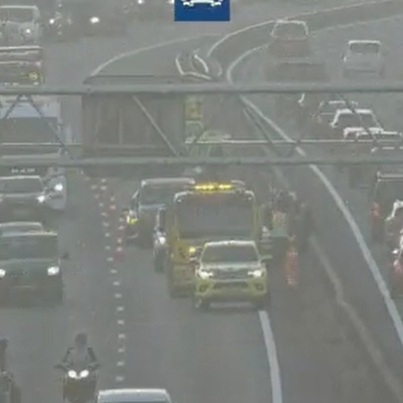 Ruim uur vertraging door ongeluk op A15, snelweg weer vrijgegeven - Rijnmond