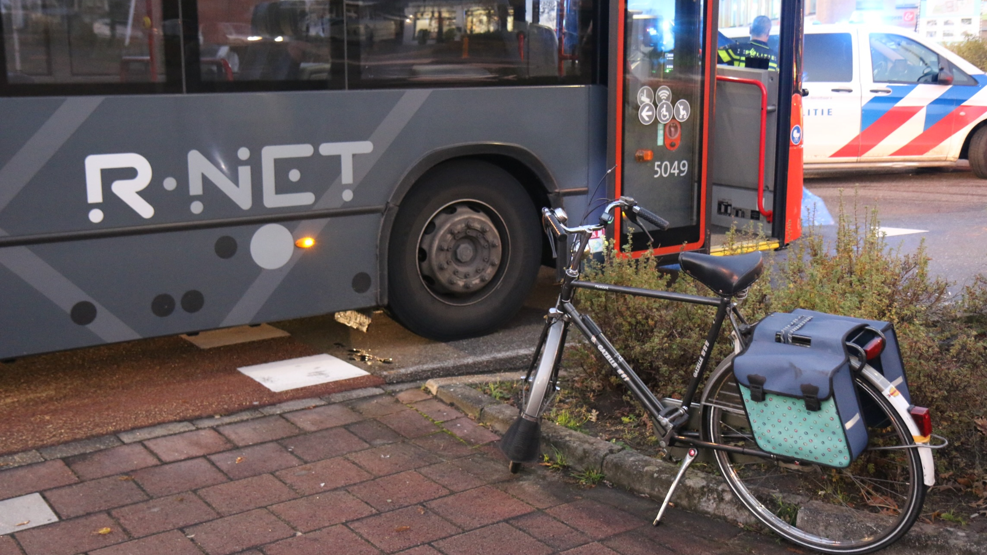 Gewonde bij schietpartij | Fietser geschept door lijnbus - Rijnmond