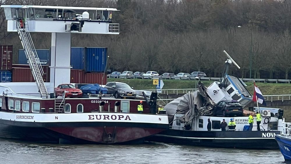 Grote schade na aanvaring containerschip en binnenvaartschip ...