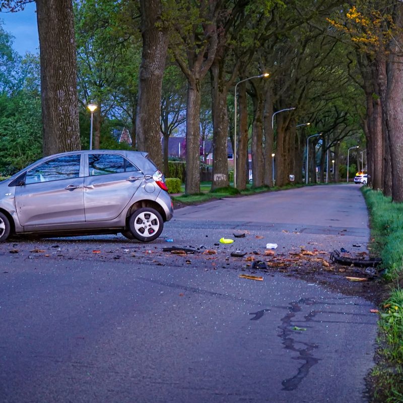 Auto botst tegen boom in Zuidlaren, bestuurder gewond - RTV Drenthe