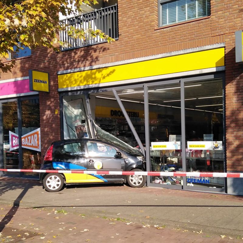 Automobilist rijdt in op Zeeman-filiaal in Utrechtse wijk Lombok - RTV ...
