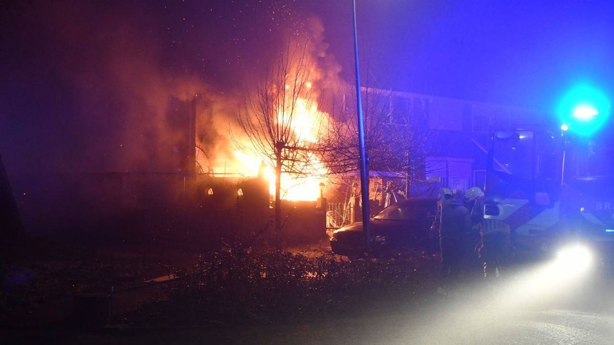 Grote uitslaande brand in woning Vroomshoop, drie honden overleden - Oost