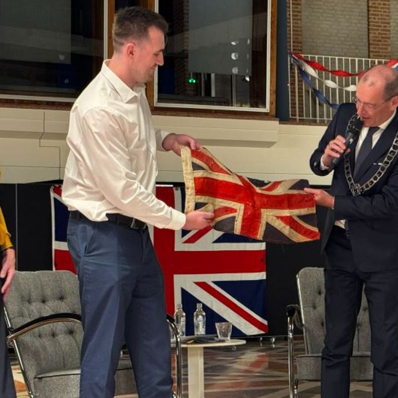 80 jaar na de bevrijding keert Britse vlag terug naar Hengelo: "A ...