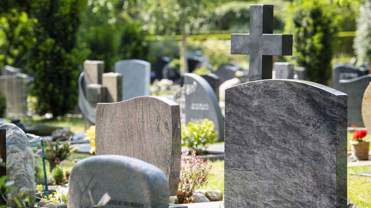 Grafdelver rooft sieraden en gouden vullingen uit graven - Omroep West