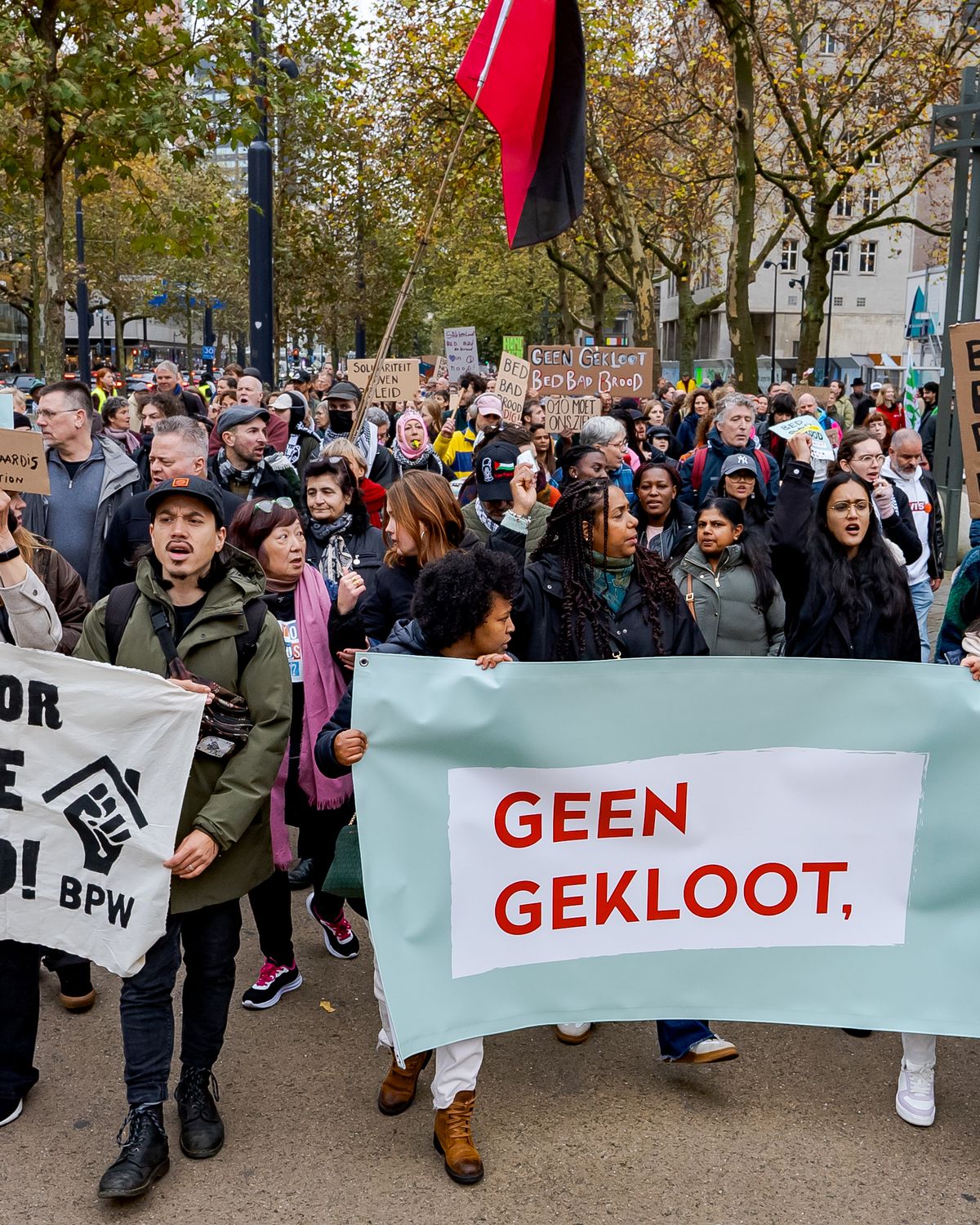 'Geen gekloot, bed-bad-brood!', massaal protest tegen stopzetten ...