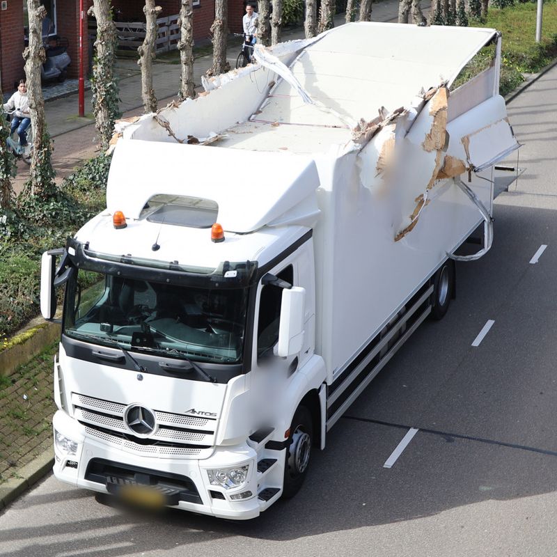 Chauffeur rijdt vrachtwagen kapot onder viaduct - Omroep West