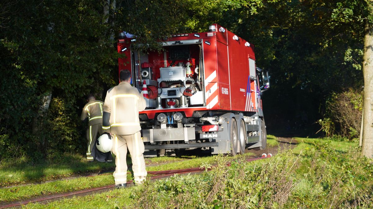 Brandweer zelf in de problemen na blussen zolderbrand in Nieuw-Roden ...